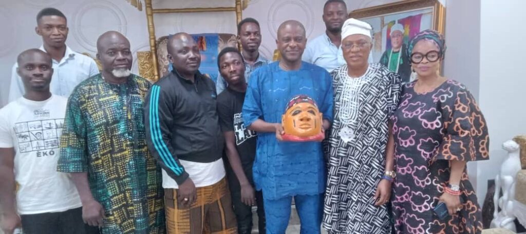 Photo News: Onisabe of Igbobi-Sabe Hosts Loving Lagos Museum Team ...